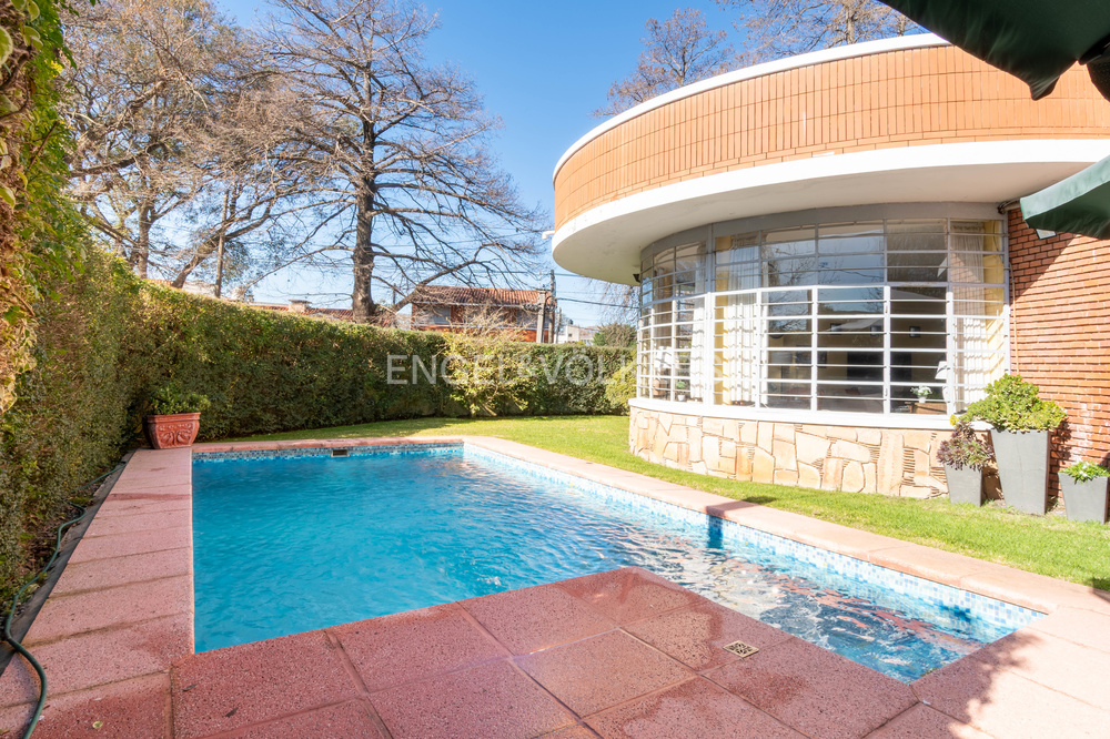 Casa sólida de destacada arquitectura, con piscina y excelente ...