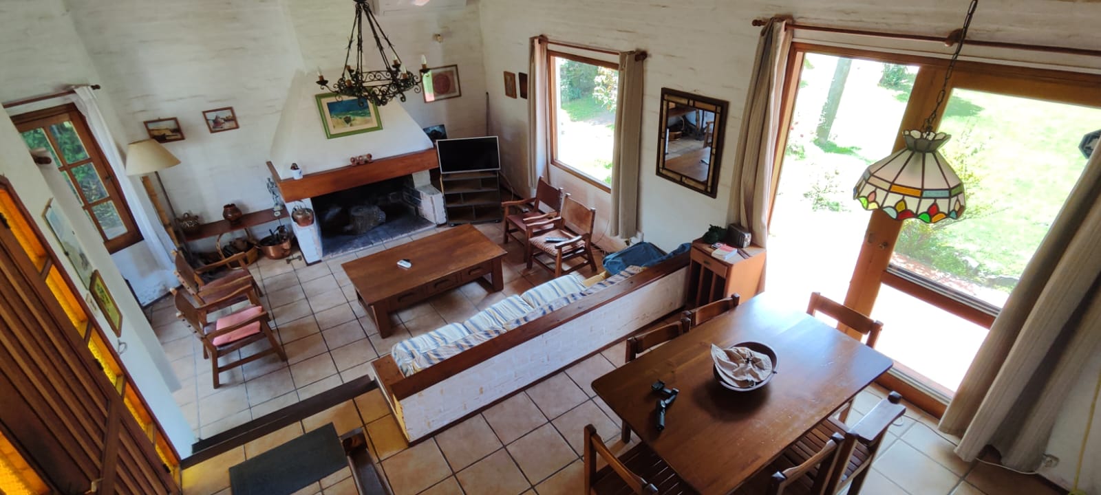 Estupendo chalet de tejas, estilo colonial a 4 cuadras del mar. Ref # ...
