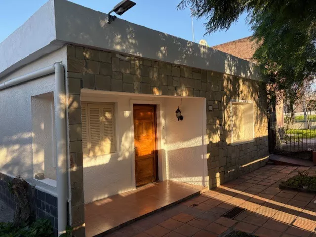 Casa En Alquiler 2 Dormitorios, En Las Piedras. Ref #F2FF60