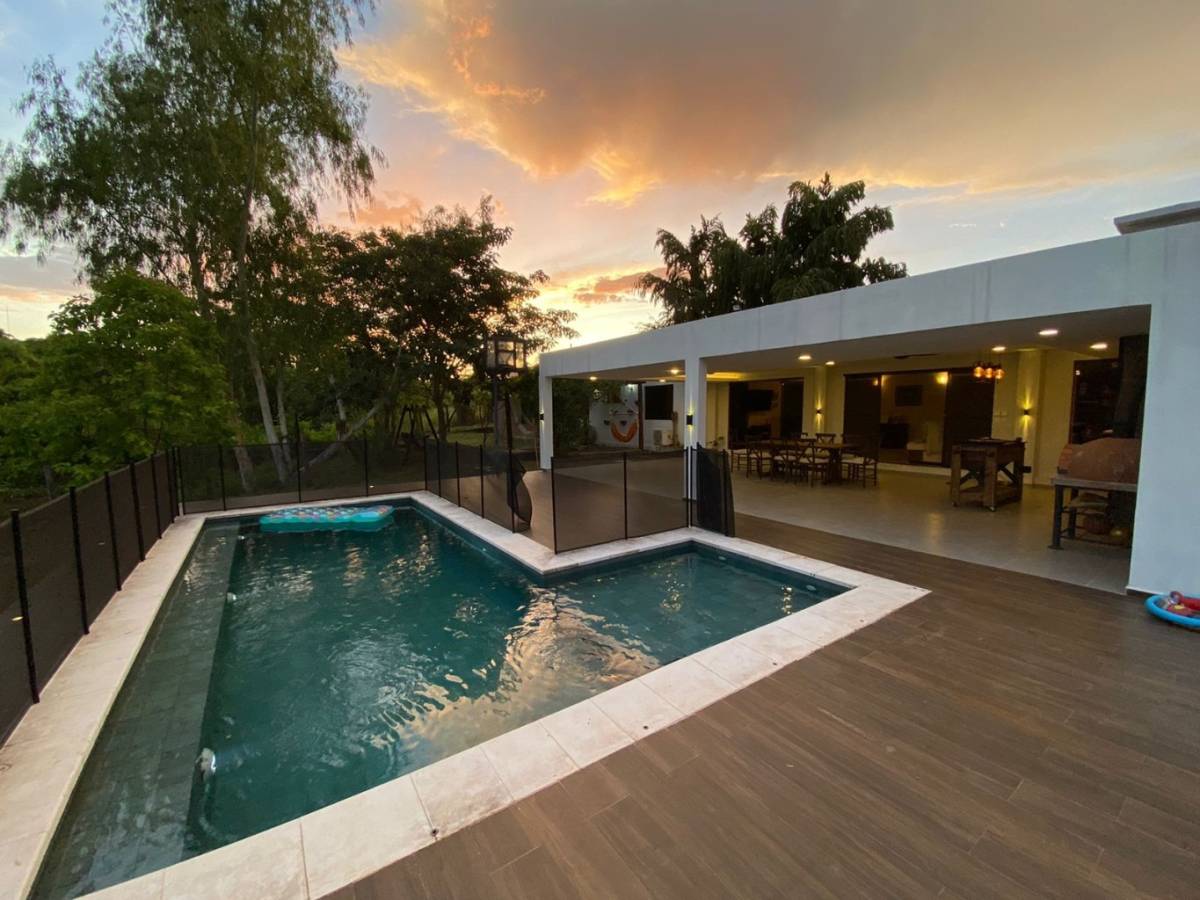 ALQUILO CASA CON 1500 M2 DE PATIO Y PISCINA CON DECK Mariano Roque Alonso. Ref #Y3E272 ...