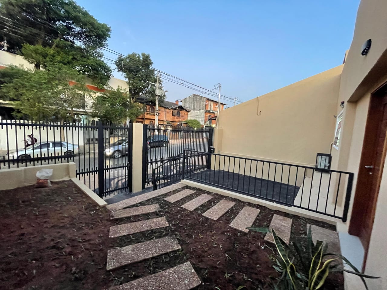 ALQUILO CASA EN BARRIO JARA 2 HABITACIONES EN SUITE !!!. Ref #KDECE1 - infocasas.com.py