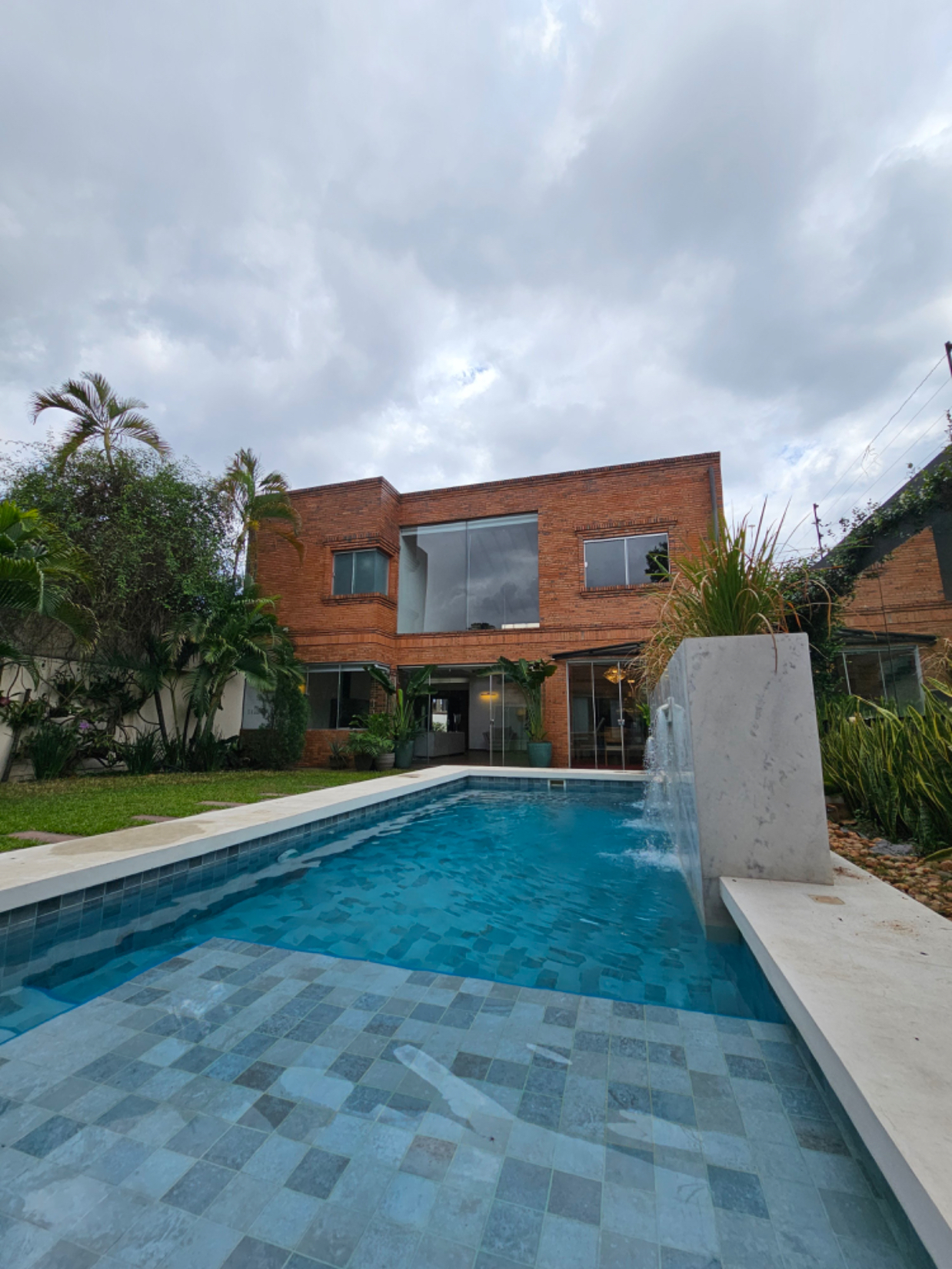 Alquilo lujosa casa en Barrio Herrera . Ref #HF86A6 - infocasas.com.py