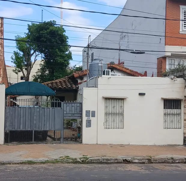 Casa Antigua A Valor De Terreno zona Colegio Cristo Rey. Ref #CEA5D7 - infocasas.com.py