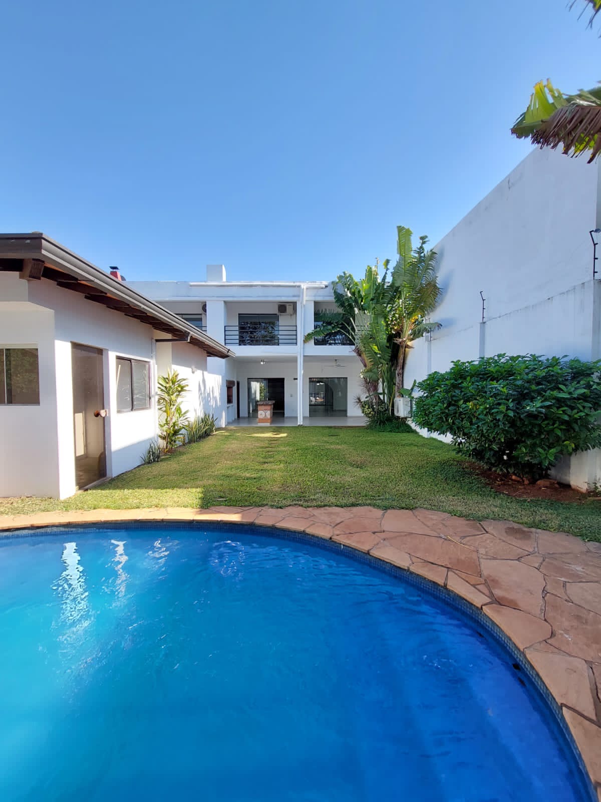 Alquilo moderna y amplia casa de 3 suite . Ref #N3AA4F - infocasas.com.py