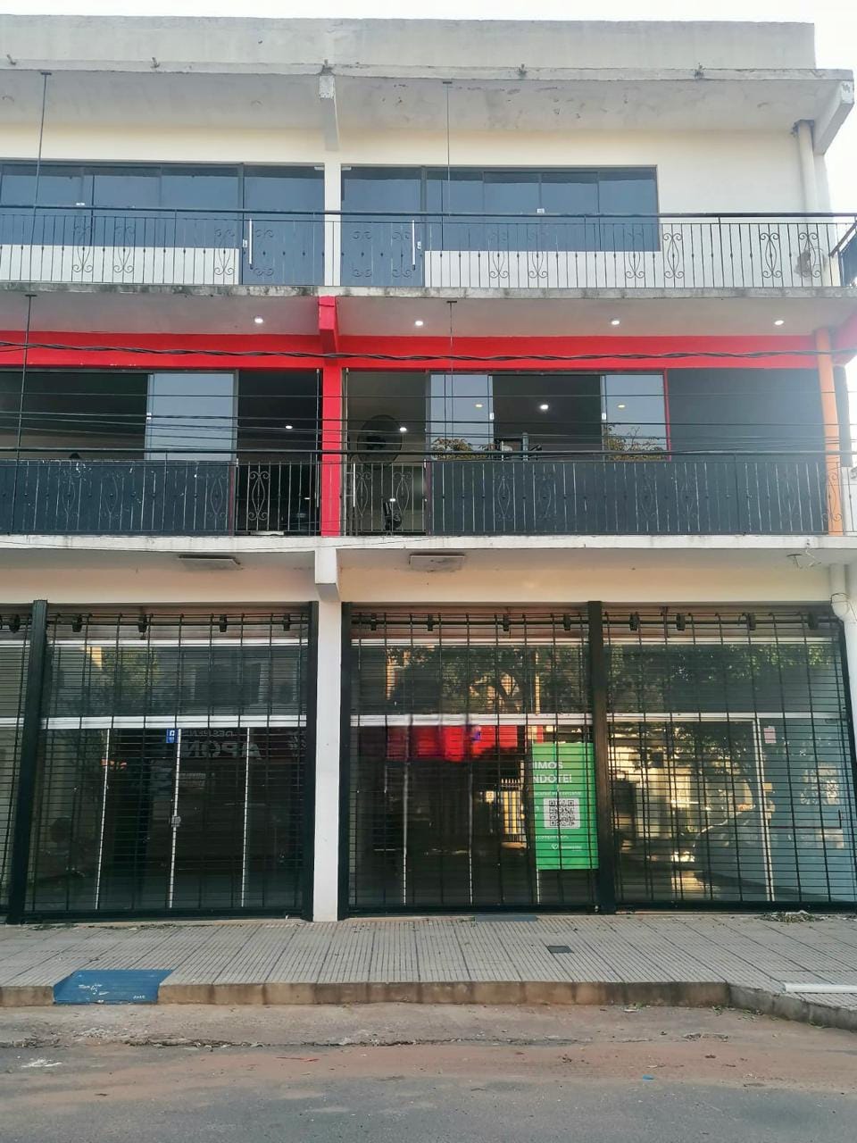 Alquilo Amplio Salón Comercial En El Centro De Luque . Ref #D48E71