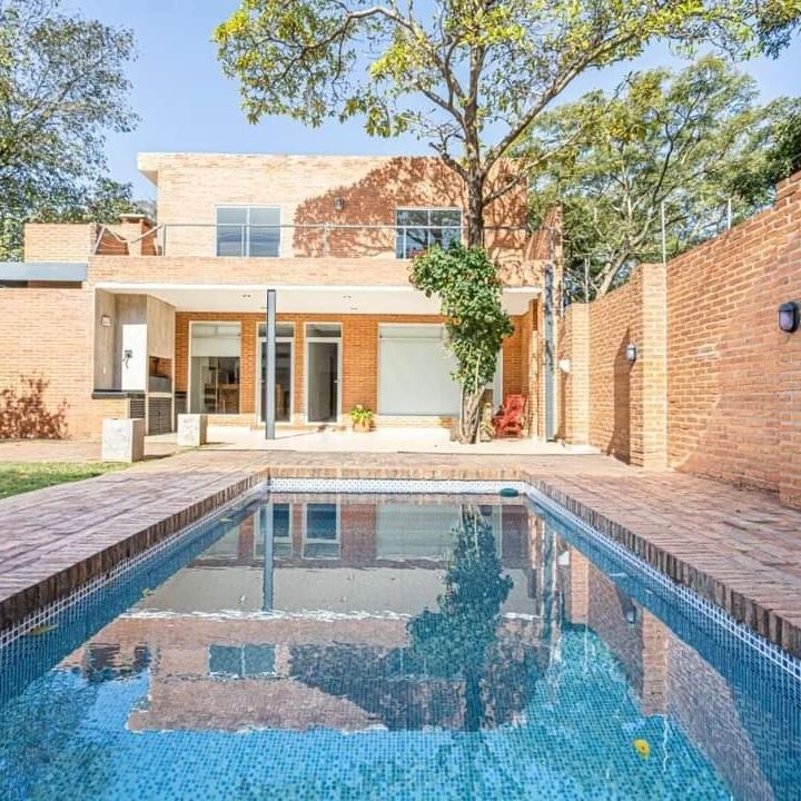 VENDO CASA CON PISCINA EN LUQUE. Ref #Q7D56D - infocasas.com.py