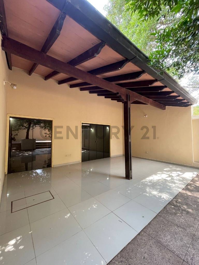 VENDO HERMOSA CASA EN BARRIO HIPODROMO. Ref #S82635