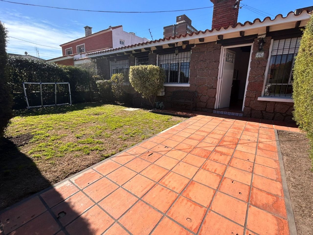 Casa Venta EN 1 PLANTA DE 3 dormitorios c/ PATIO - JARDIN Y GJE en MALVIN. Ref #YC471B ...