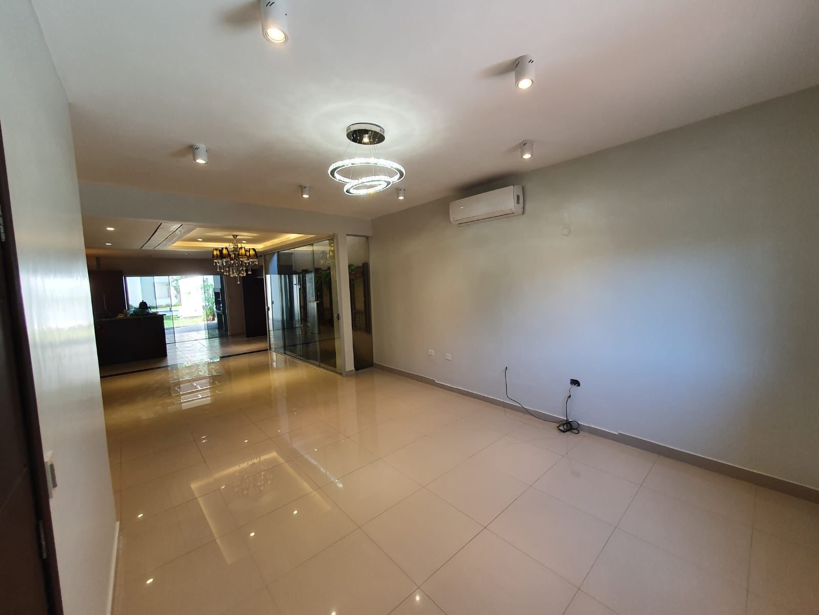 ALQUILO HERMOSO Y AMPLIO DUPLEX tipo Casa Pareada en ZONA YACHT de LAMBARE. . Ref #R13549 ...