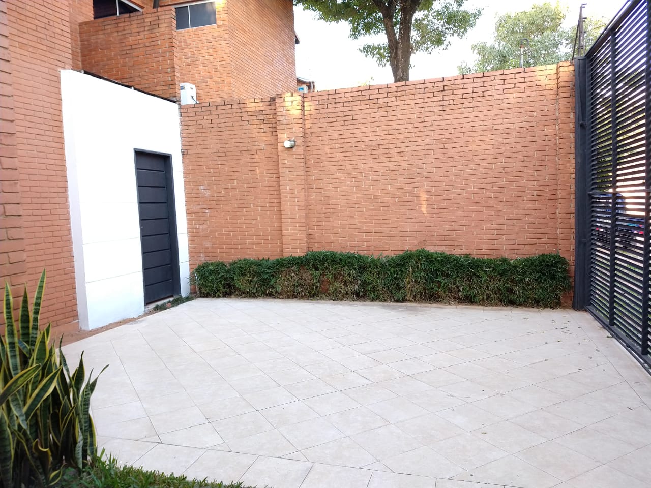 Amplio dúplex con piscina en barrio Villa Aurelia. Ref #XA648 - infocasas.com.py