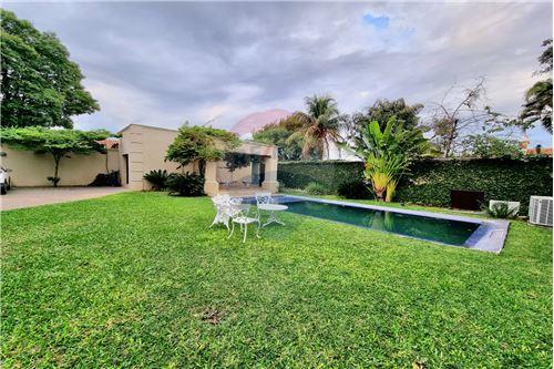 Vendo Hermosa y Amplia Residencia en el barrio Mcal. López de Asunción.. Ref #K600F3