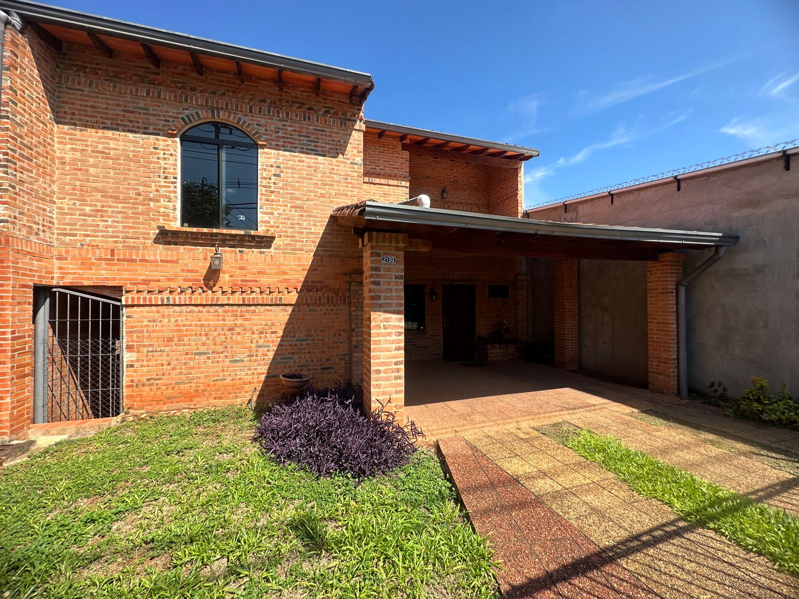 En Venta amplia casa en el Barrio San Cristóbal de la ciudad de Asunción. Ref #XE4C47 ...