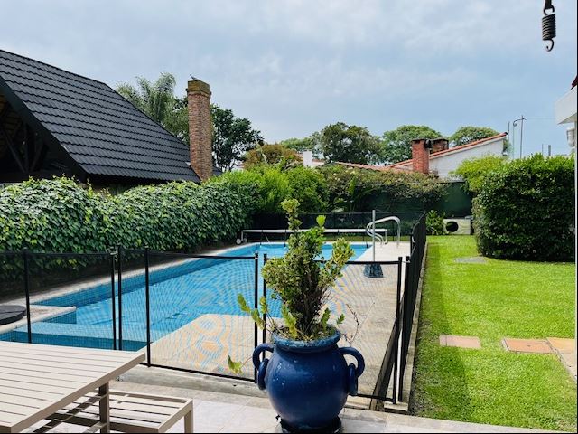 VENTA CASA DE 3 DORMITORIOS Y PISCINA EN PUNTA GORDA. Ref #E2FA5C - infocasas.com.uy