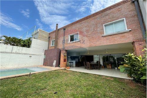 Alquilo casa con piscina. Barrio Carmelitas- Asunción . Ref #TCCE59 - infocasas.com.py