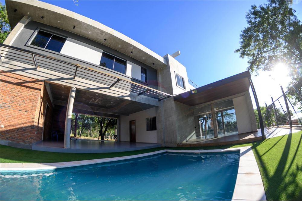 MODERNA Y AMPLIA CASA EN SANBER CON VISTA AL LAGO . Ref #E10825 - infocasas.com.py