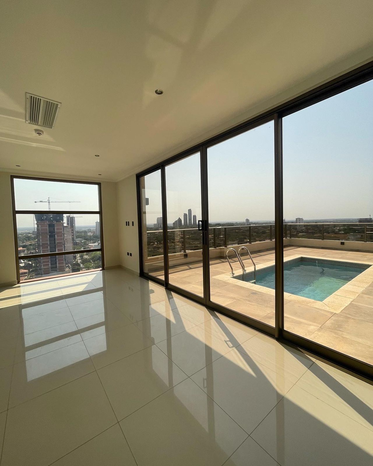 ALQUILO AMPLIO PENTHOUSE DE 470m2 SOBRE MOLAS. Ref #U97FF4