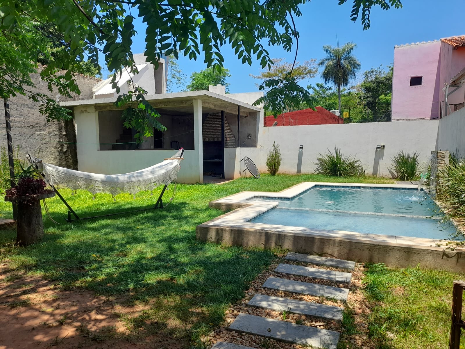 EN VENTA HERMOSA CASA ESTILO MINIMALISTA CON PISCINA (LUQUE). Ref #I5B343