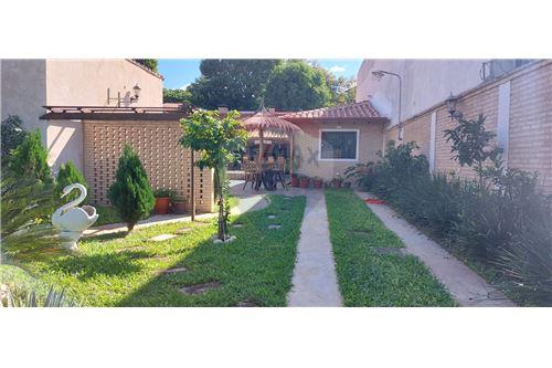 VENDO CASA CON PISCINA EN MARIANO ROQUE ALONSO. Ref #QA6D73 - infocasas.com.py