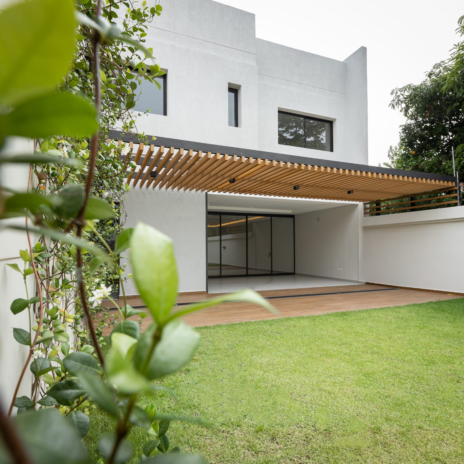 VENDO EXCLUSIVA RESIDENCIA EN BARRIO MBURUCUYA. Ref #M62EFF - infocasas.com.py