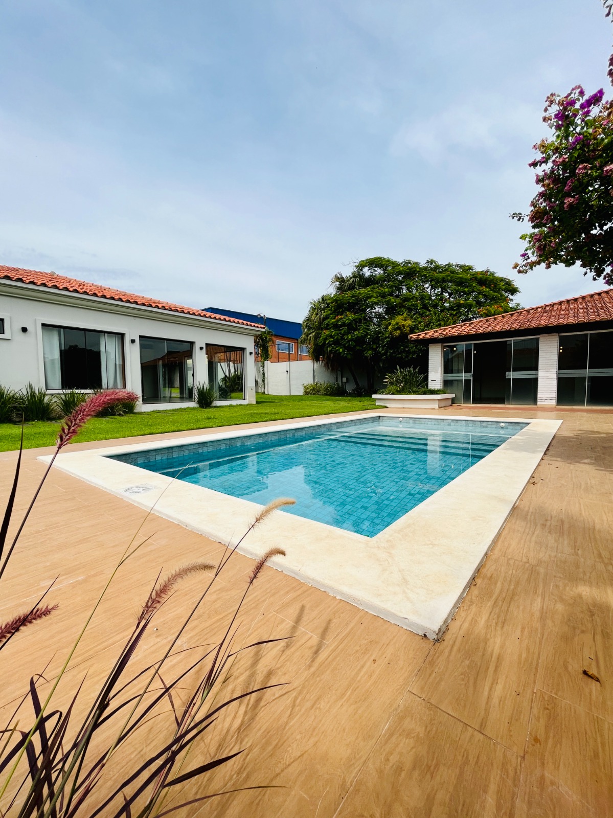 ALQUILO CASA DE 1.050 M2 EN LUQUE / 3 DORMI/PISCINA . Ref #CF2640 - infocasas.com.py