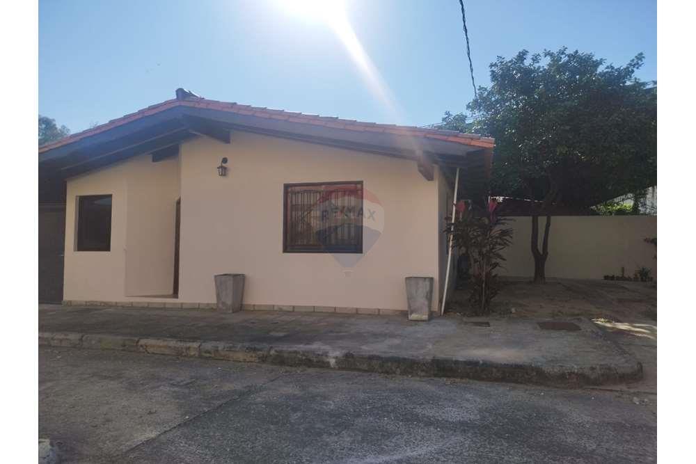 Alquilo casa en el centro de Luque. Ref #F381F5 - infocasas.com.py