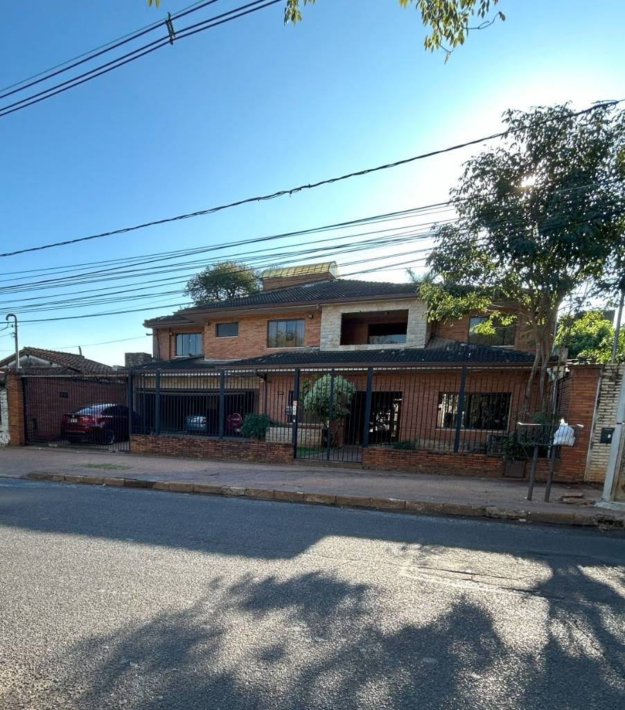 VENDO HERMOSA RESIDENCIA EN LAMBARE - US$ 498.000. Ref #V64447 - infocasas.com.py