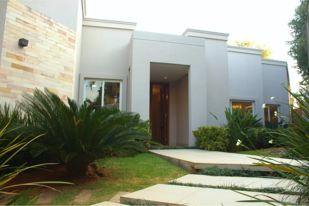 VENDO LUJOSA E IMPONENTE RESIDENCIA EN LAMBARE!!!. Ref #U3B0D7 - infocasas.com.py