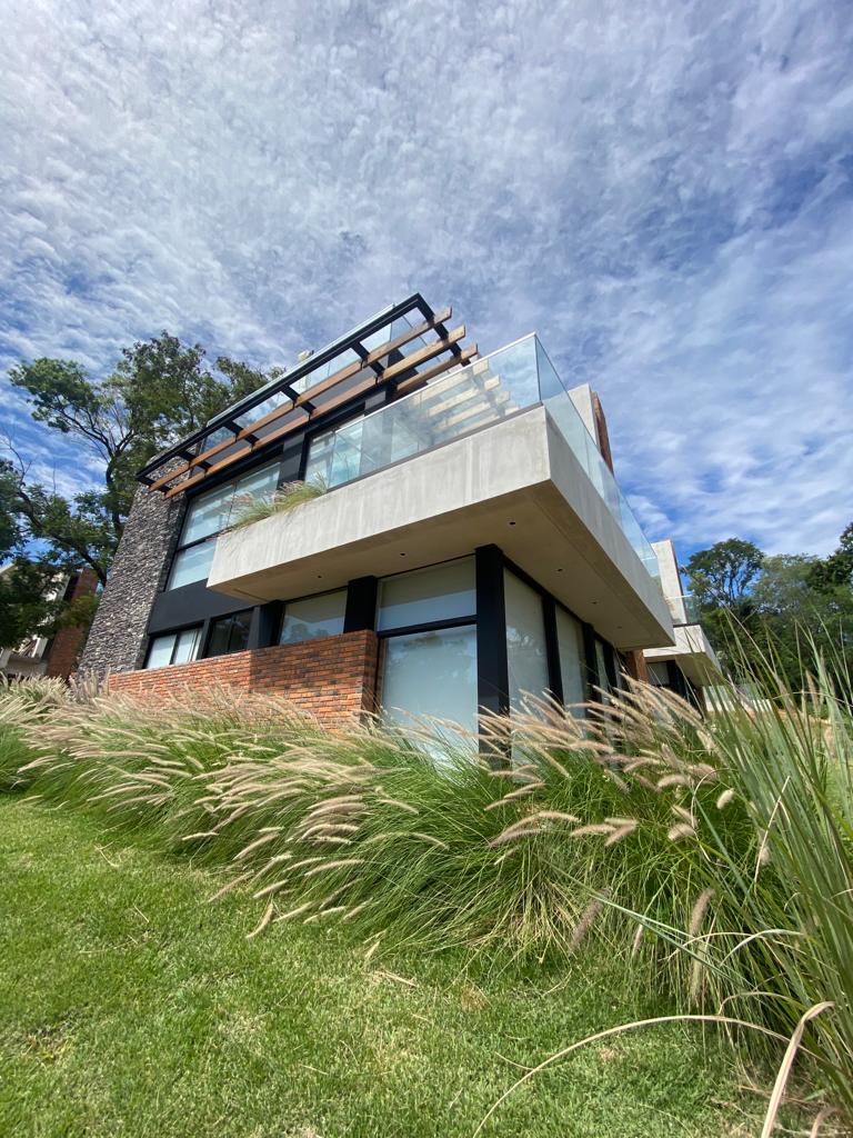 Vendo a estrenar Casa vista al lago Condominio de Sanber . Ref #R99A43 - infocasas.com.py