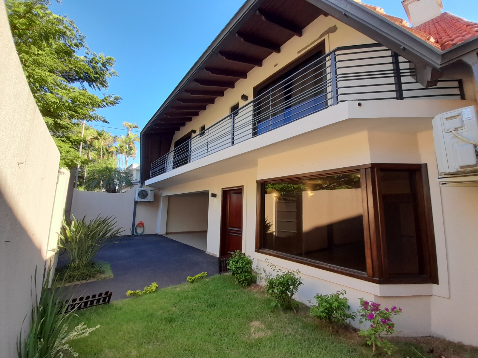 Alquilo Amplia y Moderna Casa de 4 Habit en Mburucuya. Ref #W1F814