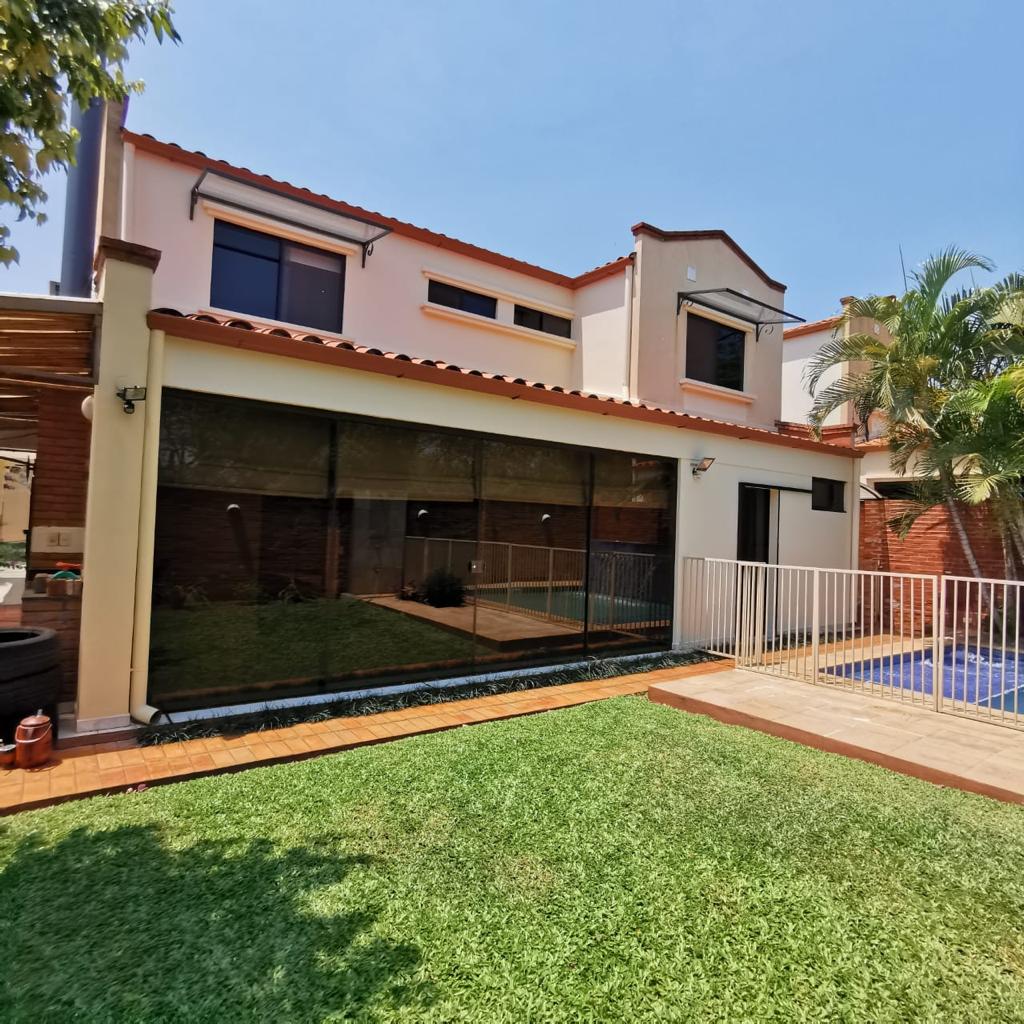 VENDO HERMOSA RESIDENCIA EN CONDOMINIO,LUQUE.. Ref #P8926C - infocasas.com.py