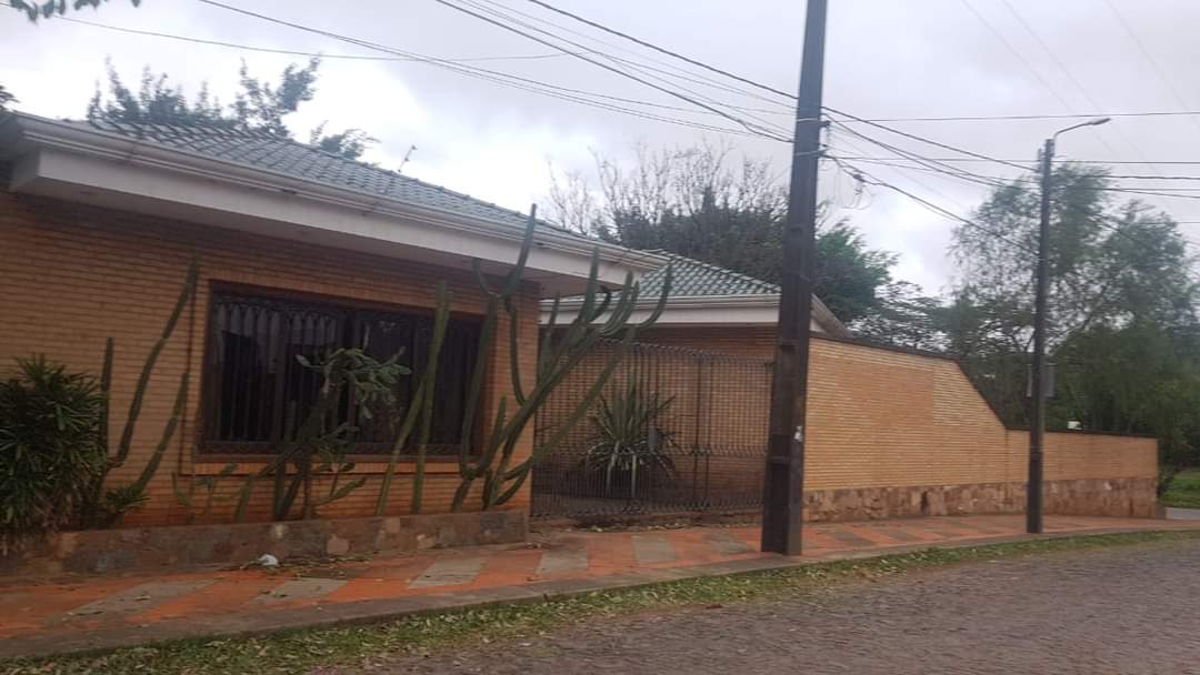 VENDO CASA EN FERNANDO DE LA MORA ZONA SHOPPING PINEDO. Ref #GA2361 - infocasas.com.py
