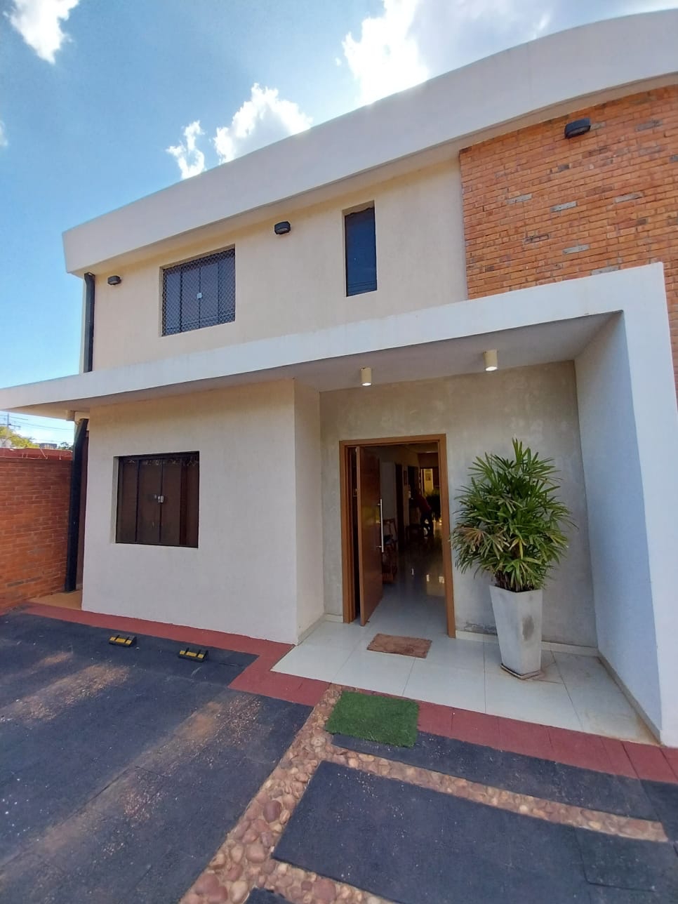 ALQUILO AMPLIA CASA EN LUQUE . Ref #MBD7F3 - infocasas.com.py