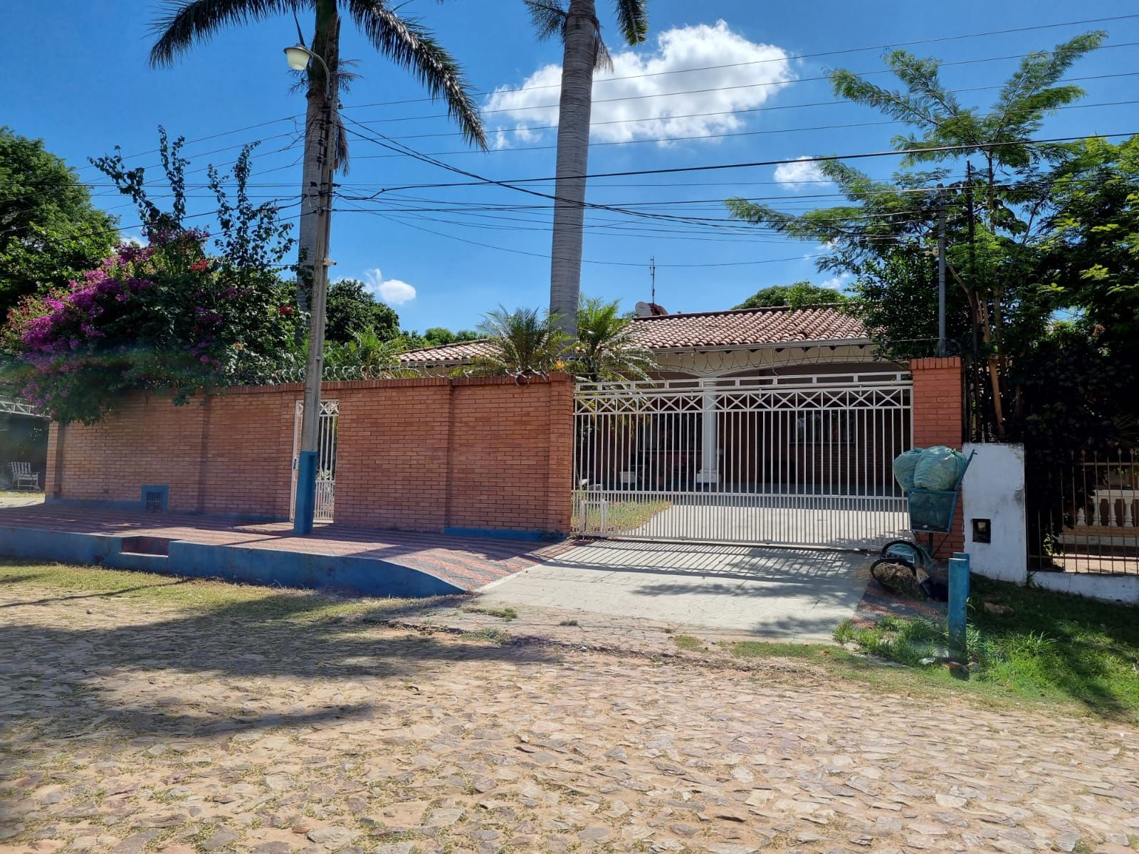 Alquilo hermosa Casa Zona Mariano Roque Alonso Ideal para vivienda u oficina. Ref #U79760 ...