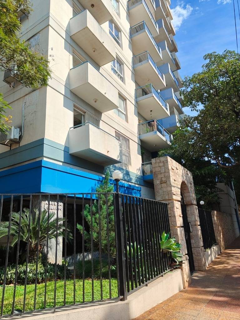 Alquilo amplio departamento en zona Colégio Cristo Rey. Ref #C4196F