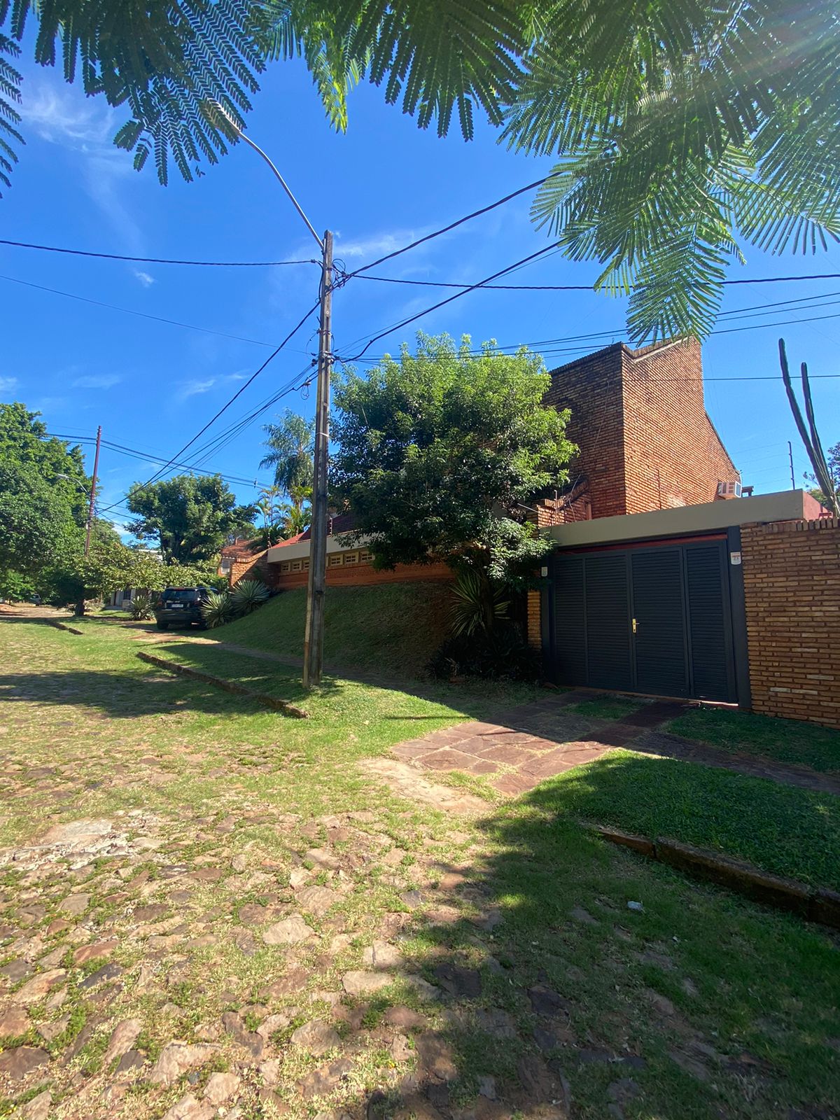 Alquilo amplia Casa Residencial en Los Laureles. Ref #XE1B93 - infocasas.com.py