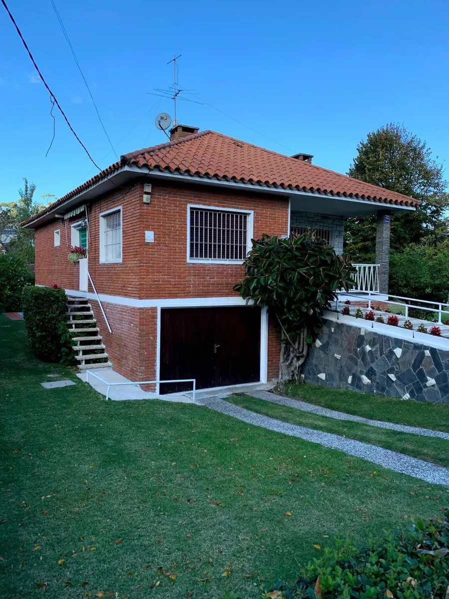 VENTA CASA CARRASCO NORTE, 3 DORM Y 2 BAÑOS, PISCIN,A BBCOA, GARAJE, JARDIN. Ref #ZFDADB ...