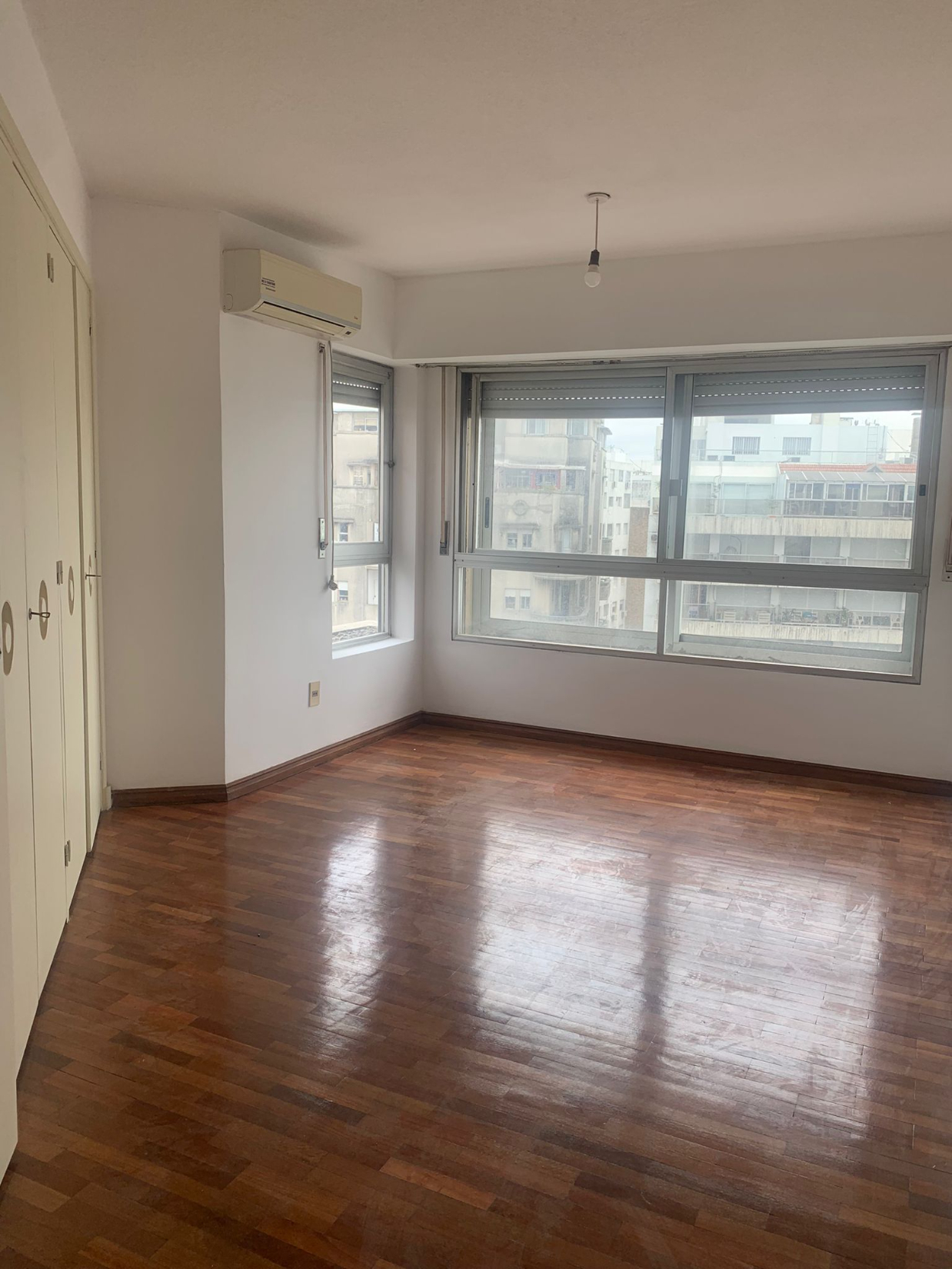 Alquiler Apartamento 3 Dormitorios, Servicio Y Garage Pocitos. Ref #RAEE4C - infocasas.com.uy