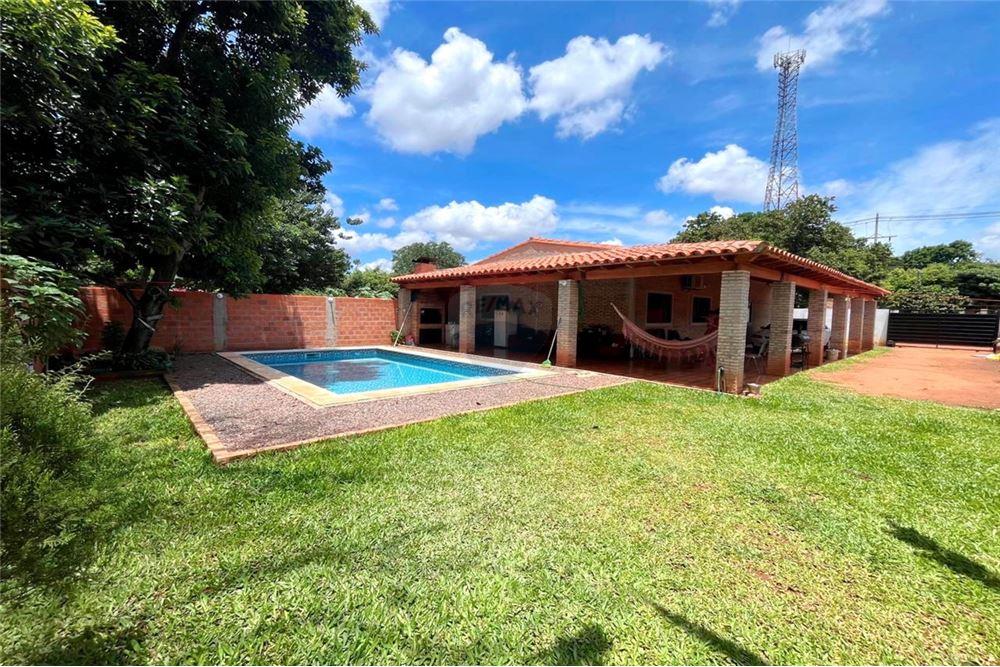 VENDO CASA CON PISCINA EN LUQUE. Ref #S61A44 - infocasas.com.py
