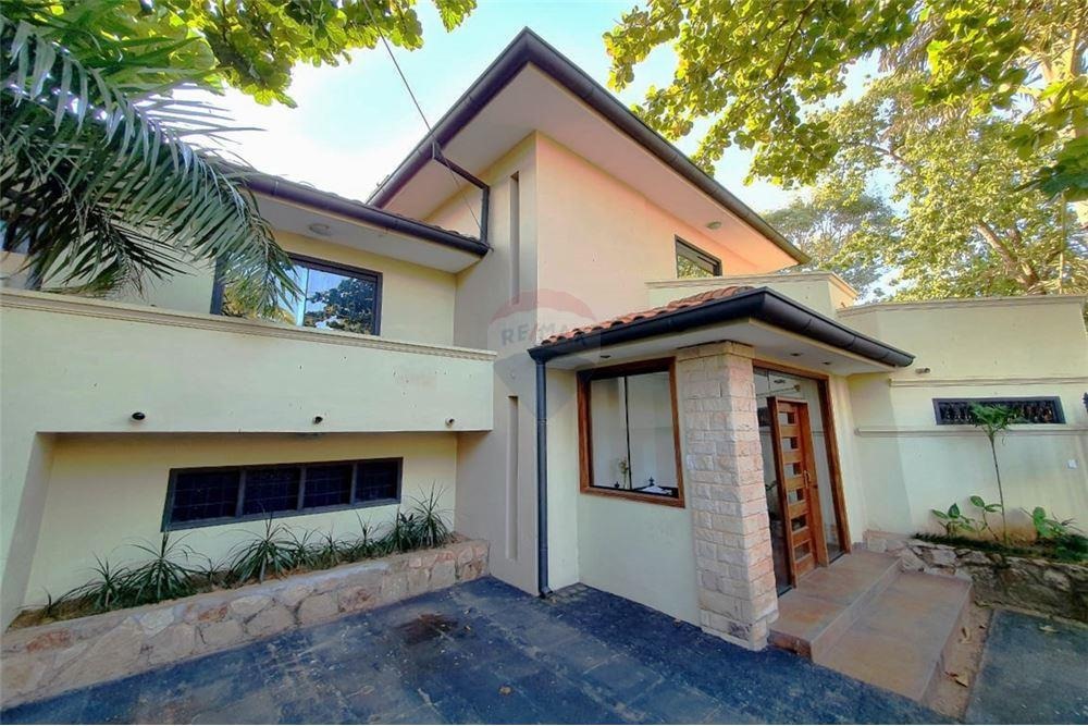 VENDO AMPLIA CASA EN MBURUCUYA UBICACION PREMIUM. Ref #Z2AD30 - infocasas.com.py