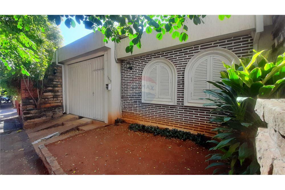 Amplia casa en Barrio San Cristóbal. Ref #AAC177 - infocasas.com.py