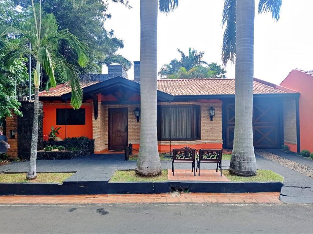 VENDO AMPLIA CASA CON PISCINA EN LUQUE. Ref #YFC352 - infocasas.com.py