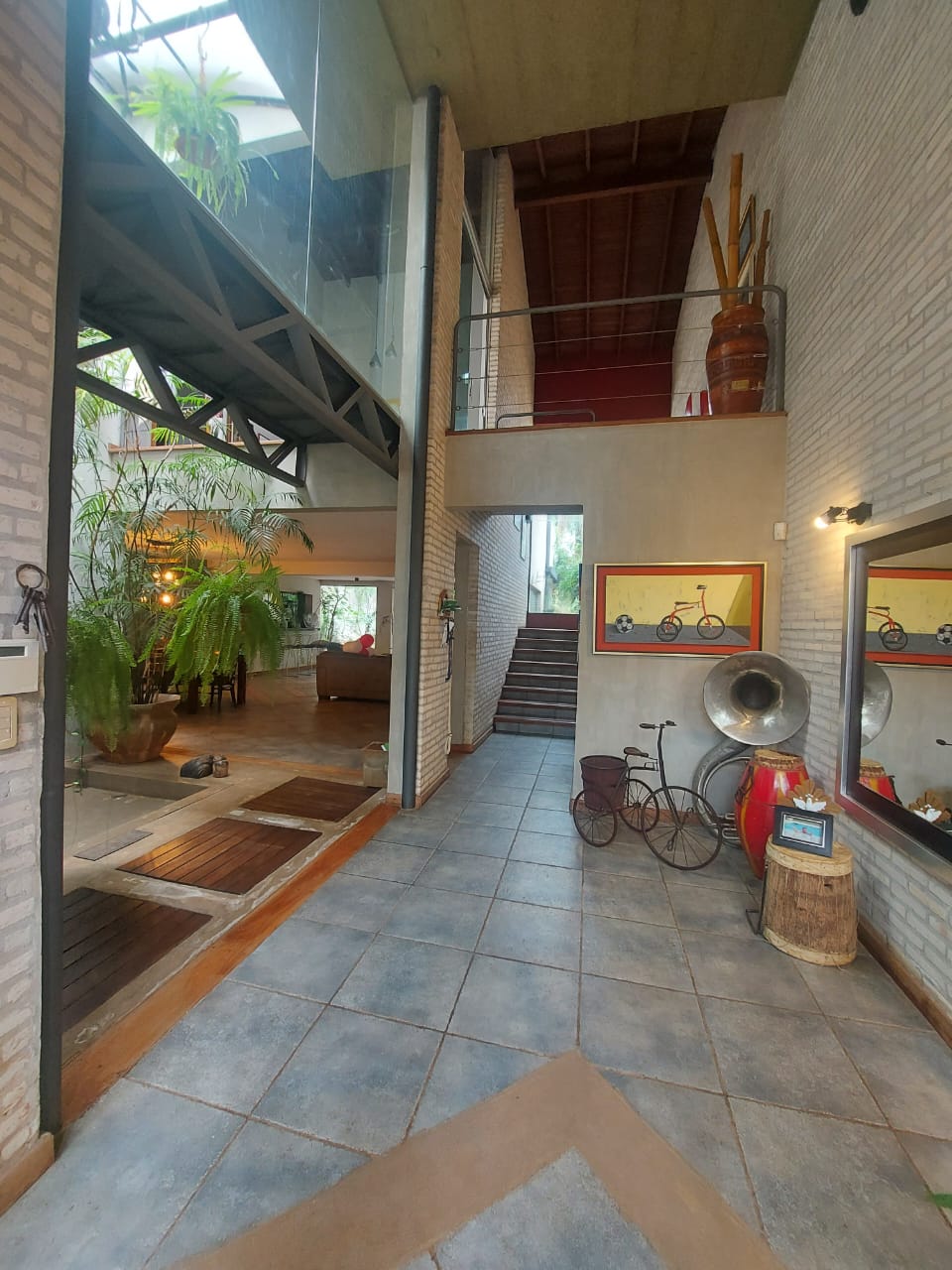 VENDO CASA DE ARQUITECTURA MODERNA EN VILLA AURELIA. Ref #Y40E7F - infocasas.com.py