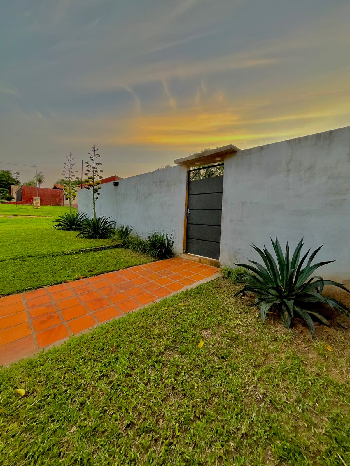 VENDO AMPLIA CASA EN LUQUE-LIMPIO. Ref #CDF183 - infocasas.com.py