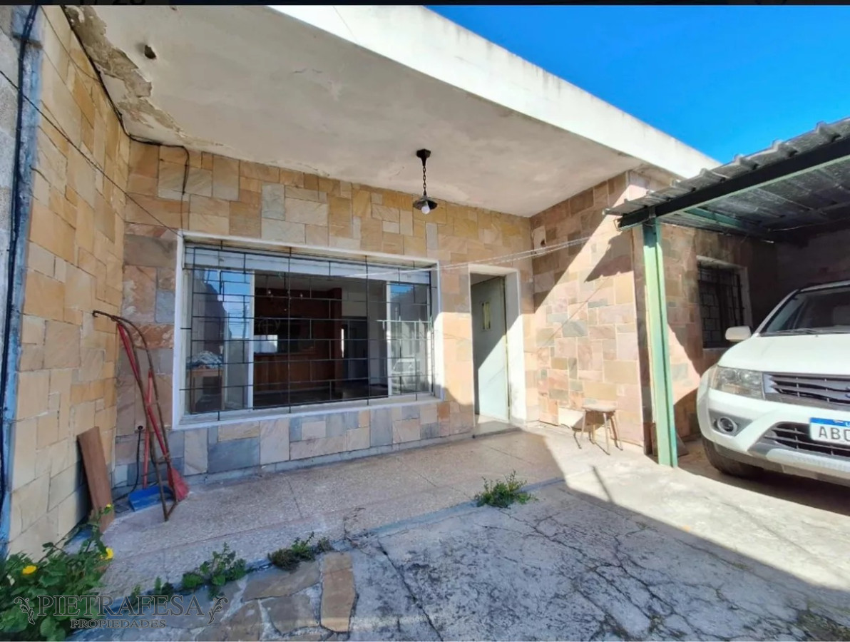 Casa con gran terreno, 2 dormitorios, 1 baño- Villa Española. Ref #YFC5B4 - infocasas.com.uy