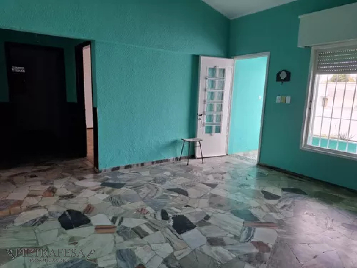 Casa en alquiler, 3dormitorios, 1baño, patio. Jardines del Hipódromo.. Ref #Y12751