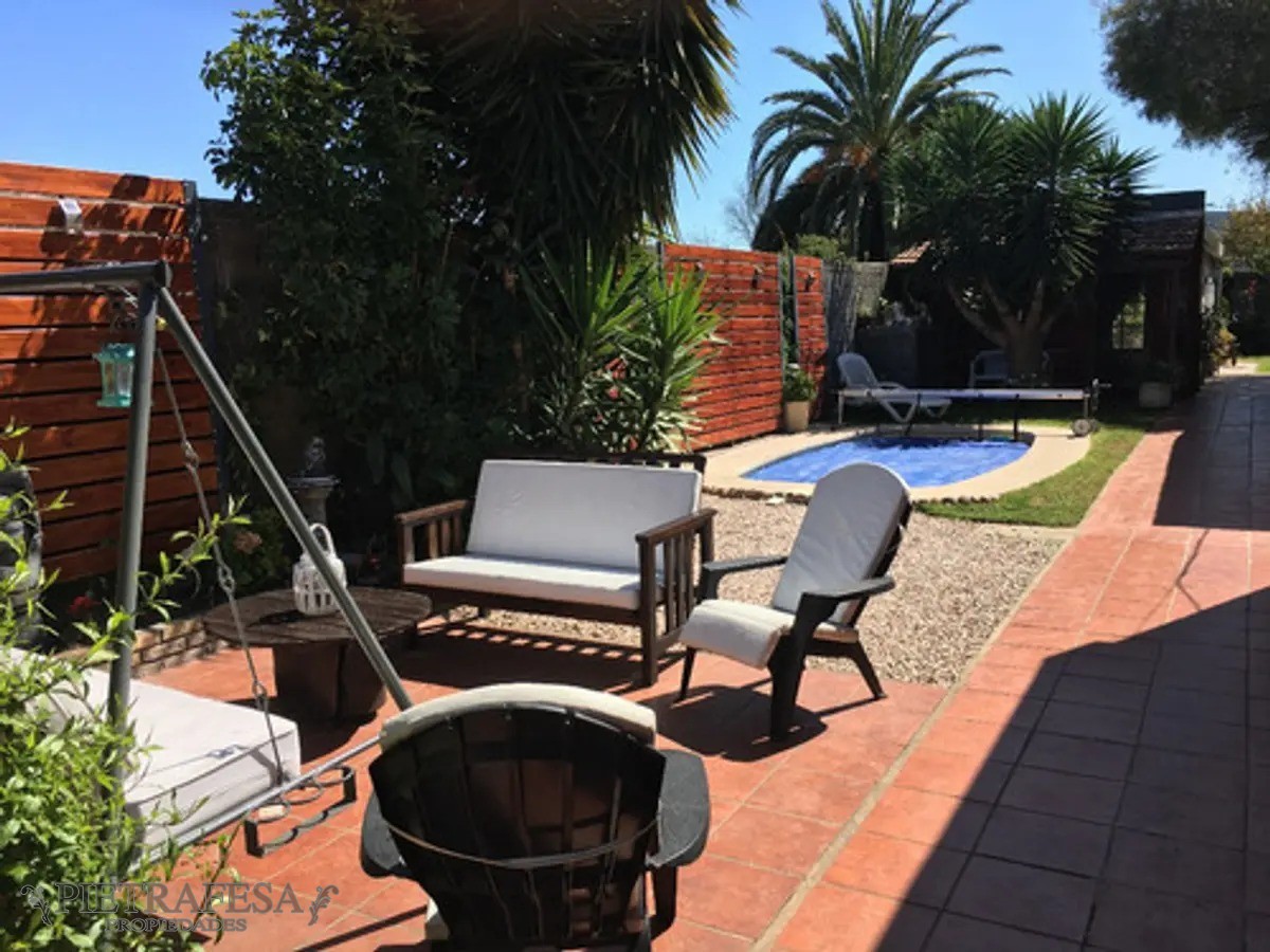 Casa en venta 4 dormitorios, 3 baños, fondo con piscina, barbacoa y cochera- Francisco Nicola ...