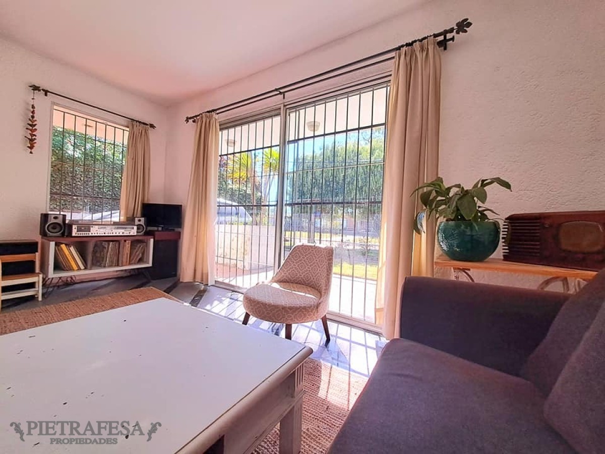 Casa en venta 3 dormitorios, 2 baños, fondo y cochera- Av. del Uruguay- Parque Carrasco. Ref # ...