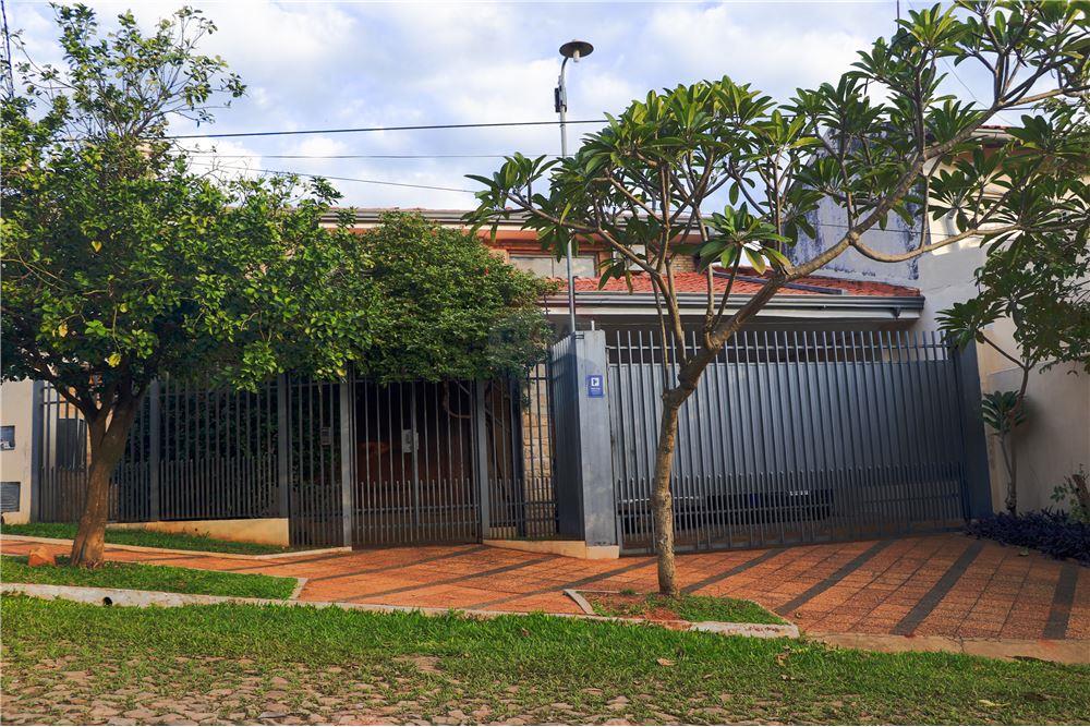 VENDO HERMOSA RESIDENCIA EN LAMBARE. Ref #C31F8C - infocasas.com.py