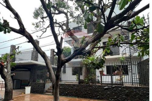 ALQUILO CASA REMODELADA EN BARRIO SAN VICENTE. Ref #RDF7B1 - infocasas.com.py