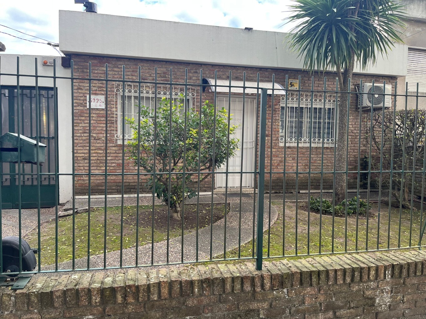 Casa de 2 dormitorios con garaje, parrillero, galpon y hermoso Jardin en Colón. Ref #M977EC ...